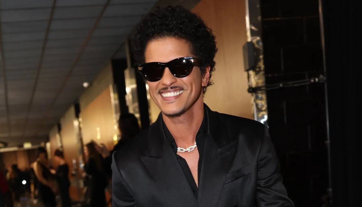 Bruno Mars performs 'live' after announcing 'The Romantic'