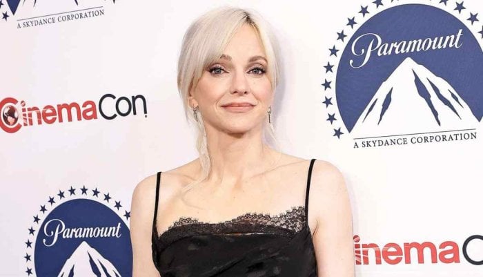 Anna Faris makes emotional entrance with surprise guest at premiere