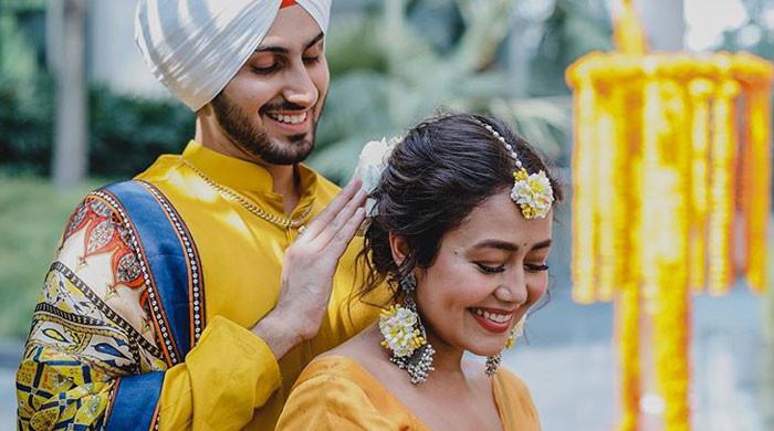 Neha Kakkar, Rohanpreet Singh’s candid photos from haldi ceremony go ...