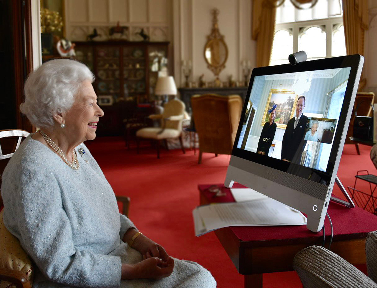 Queen Elizabeth holds the first-ever video call with Buckingham palace ...