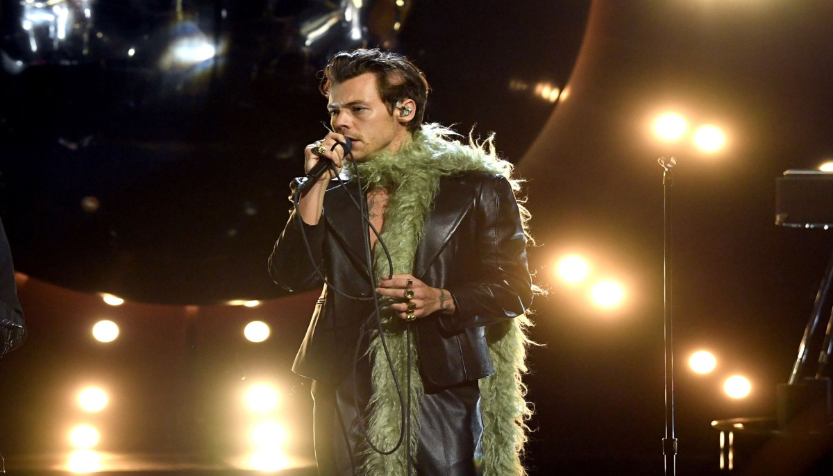 Harry Styles sets the 2021 Grammys stage on fire with his performance ...