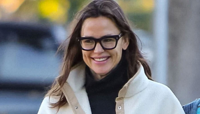 Jennifer Garner sets internet ablaze with contagious dimple smile: See