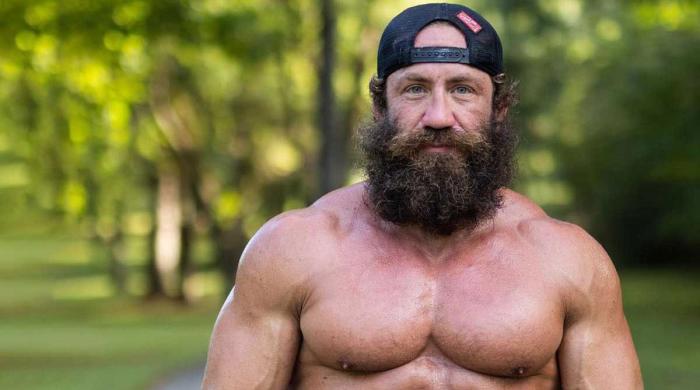 Liver King shouts at the gates of Buckingham Palace: "I'm here"