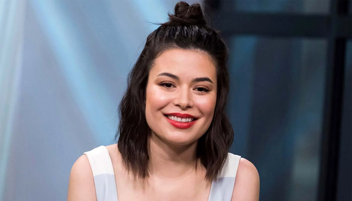 Miranda Cosgrove looks completely unreal in new 'iCarly' on-set pic
