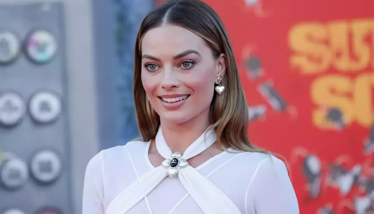 Margot Robbie addresses pictures of her 'crying' outside Cara ...