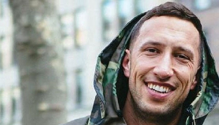 Mike Majlak measures height of biggest influencers