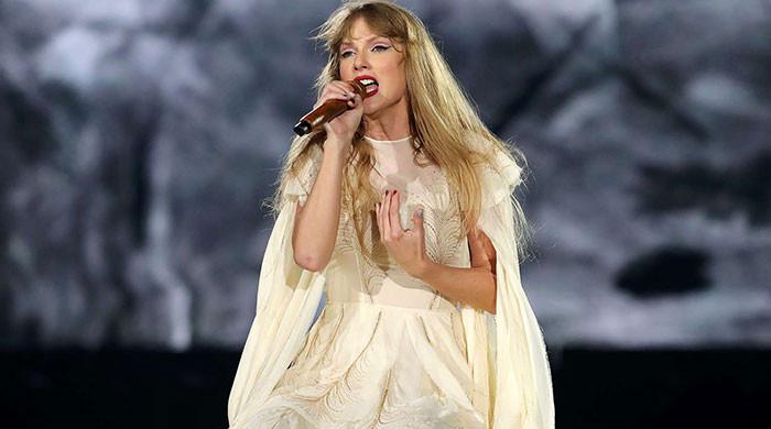 Eras Tour: Taylor Swift loses 'chunk' of her hand in fall - The Celeb Post