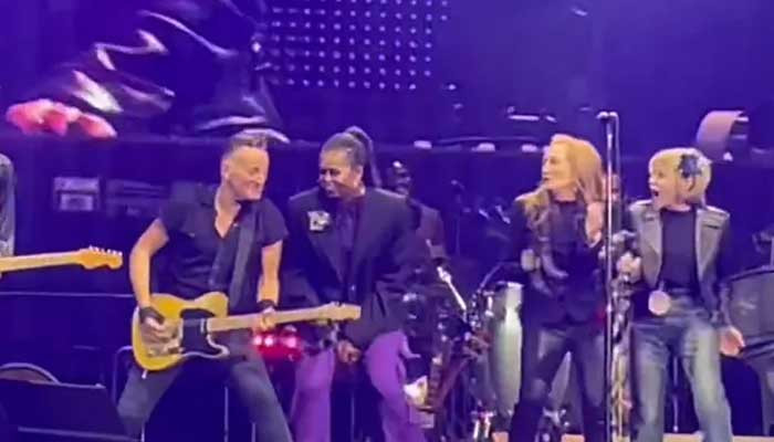 Michelle Obama sings with Bruce Springsteen on stage
