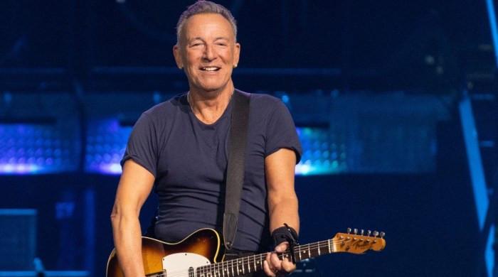 Bruce Springsteen BITES THE DUST during concert in Amsterdam - The ...