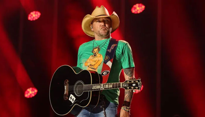 Jason Aldean rushes backstage after suffering heat stroke mid concert ...