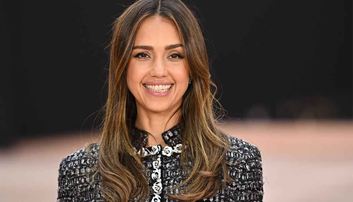 Jessica Alba spotted getting cozy with new man after divorce