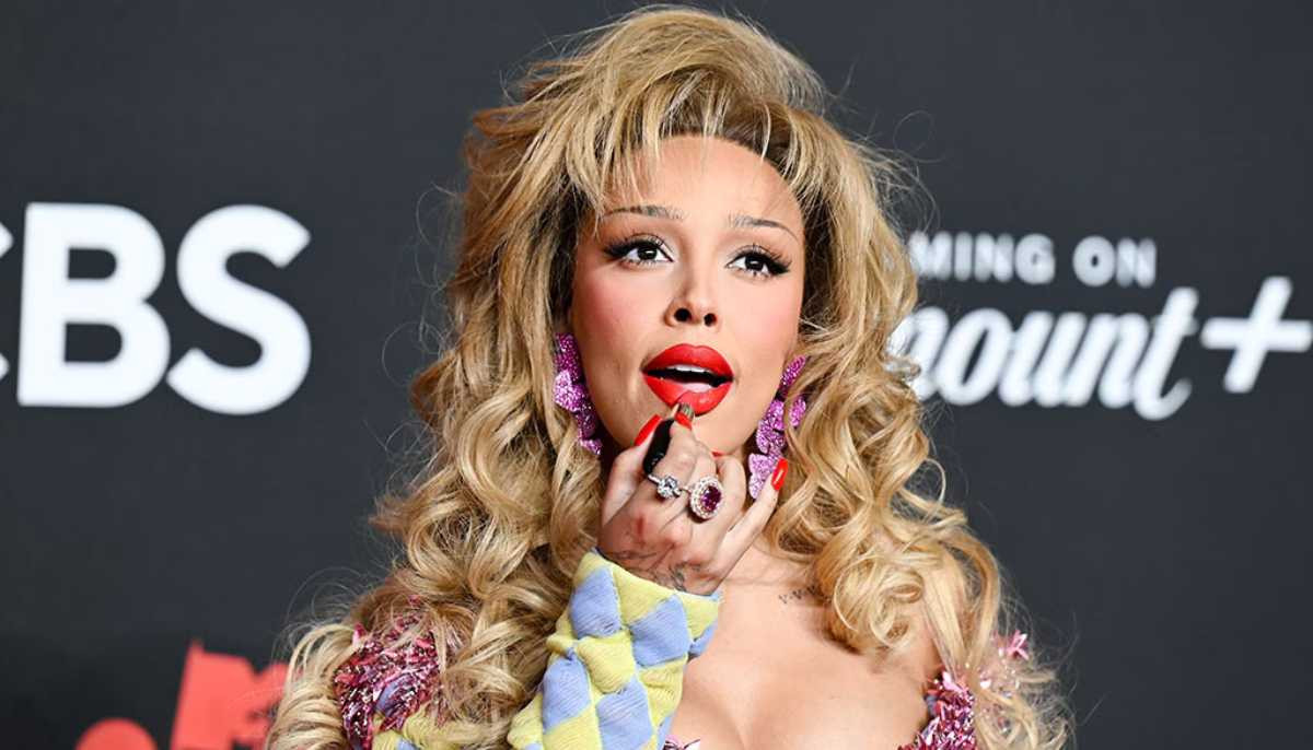 Doja Cat makes attention grabbing move on VMAs red carpet